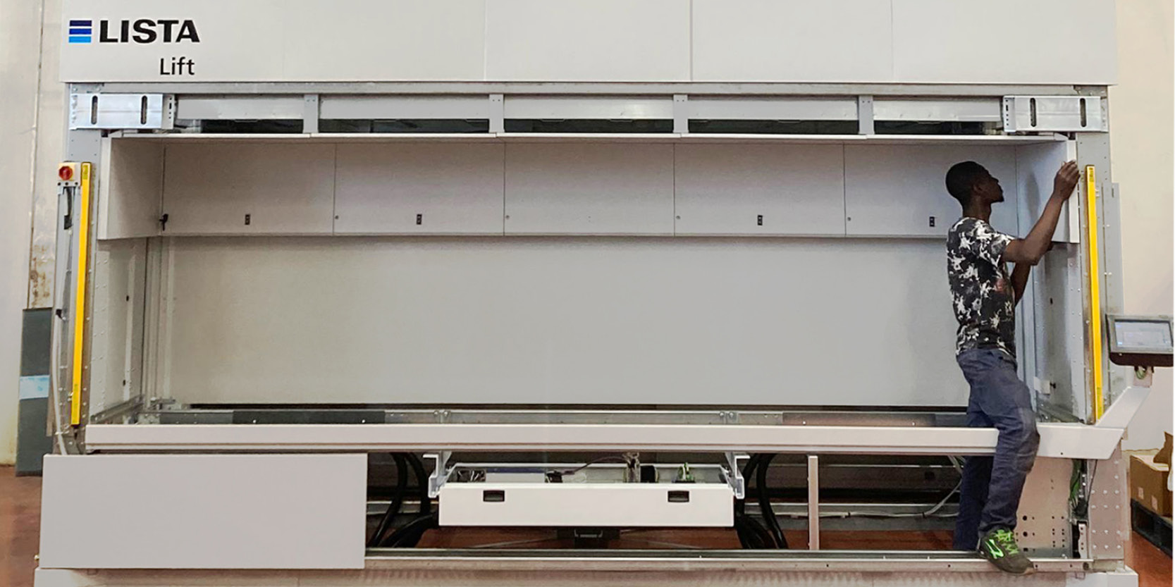 Our new vertical lift has finally arrived! | CDC Elettromeccanica